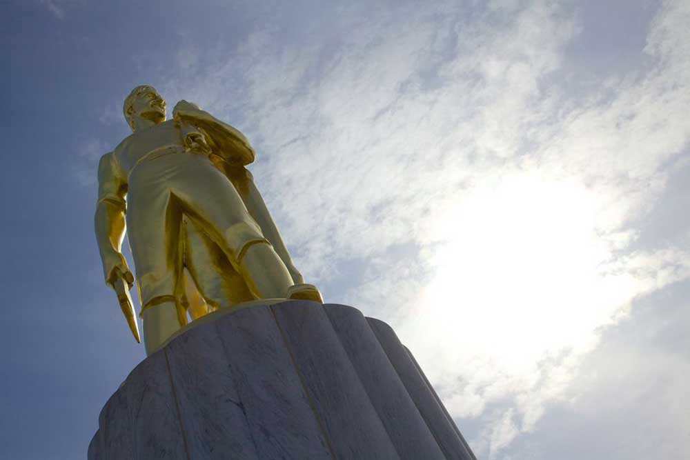 Oregon’s iconic ‘Gold Man’ statue is getting re-coated in gold | The ...