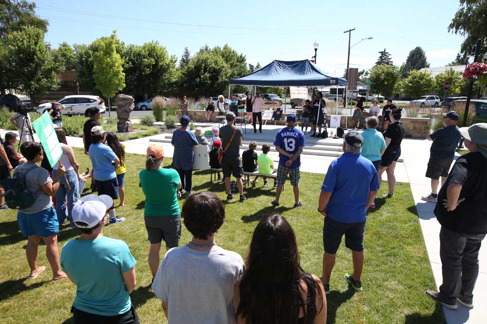 Residents march, decry racism in Redmond | The Bulletin