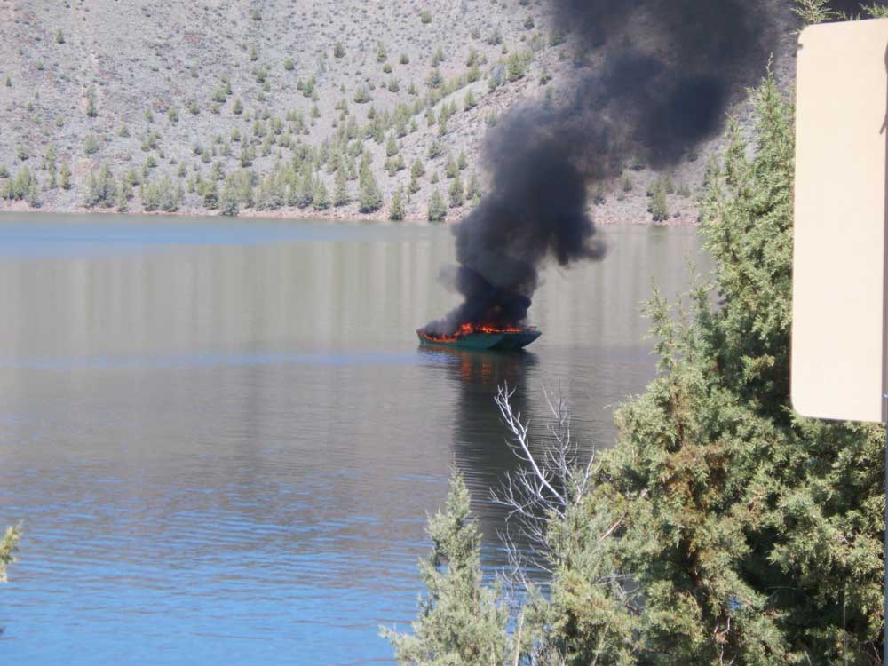 Family flees burning boat on Prineville Reservoir | The Bulletin
