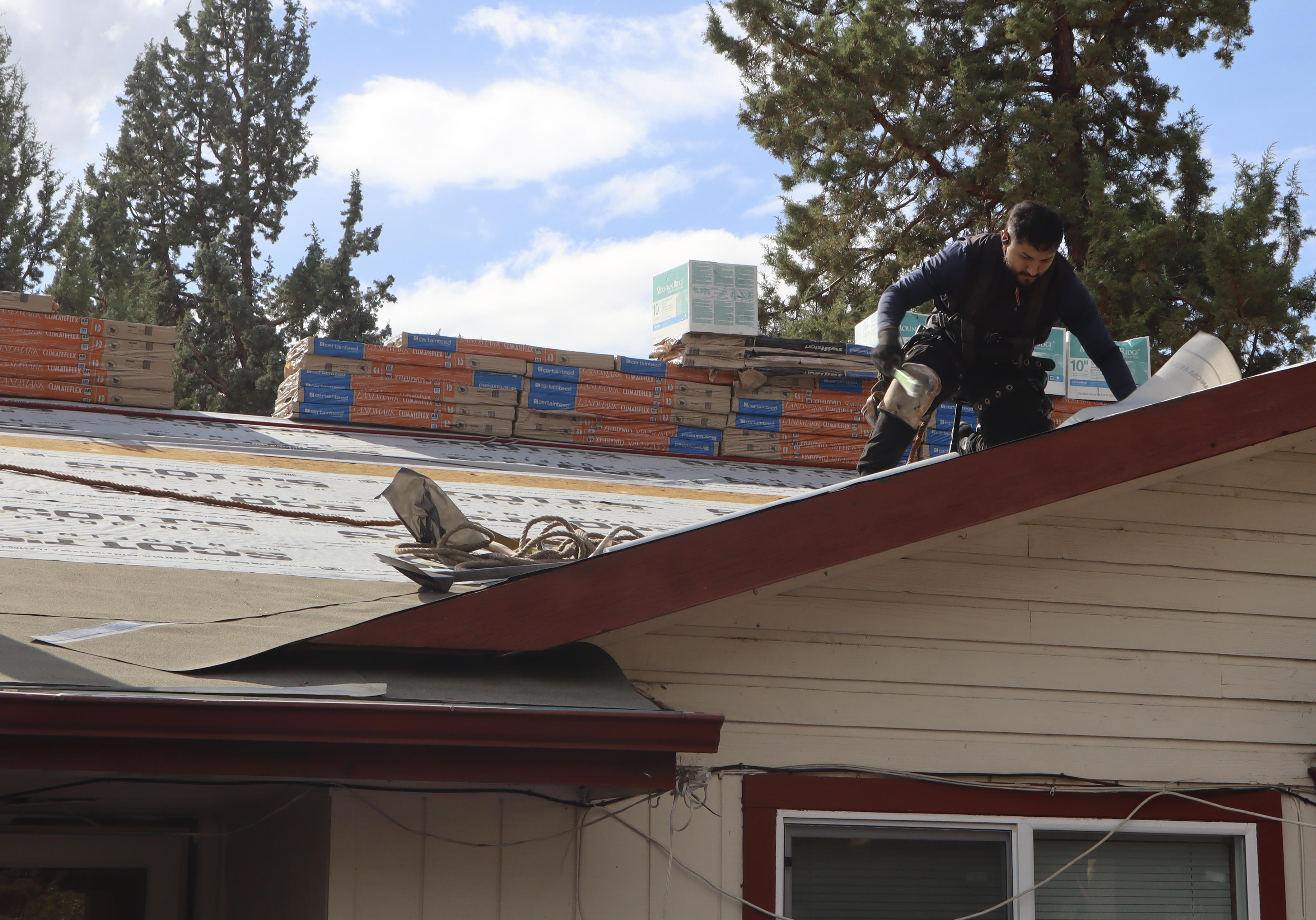 Volunteer crews replace roof of Redmond veteran | The Bulletin