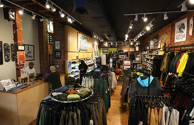 Central Oregon’s winter sports season stalls as locals await snowfall ...