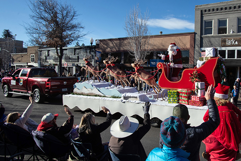 Christmas parade brings cheer to downtown Bend crowds | The Bulletin